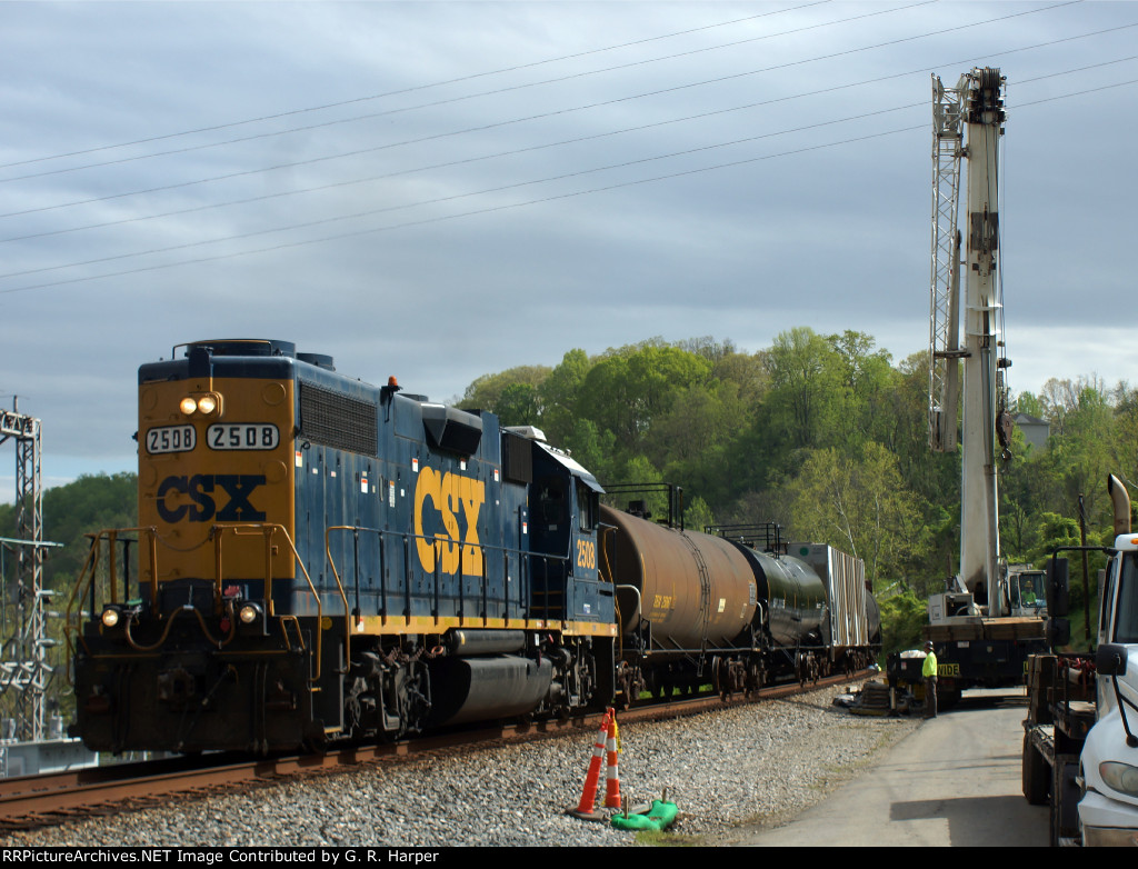 CSXT 2508 running LHF passes the crane parked on Hydro Street